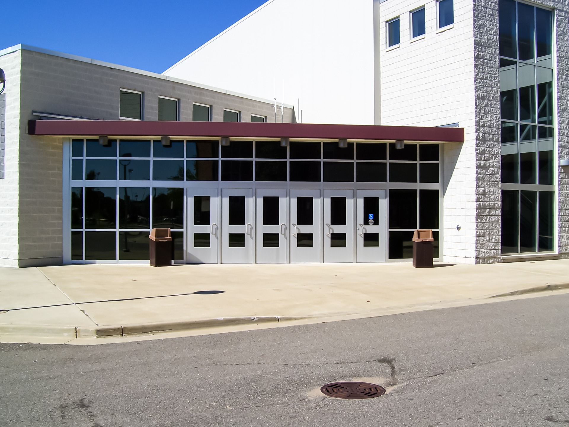 4 ½” Thermal Inside/Outside Storefront windows - Cross Aluminum